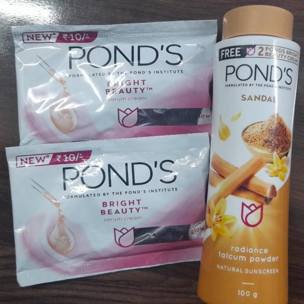 Buy Ponds Sandal Radiance Talcum Powder 100 gm (Free Ponds Bright ...